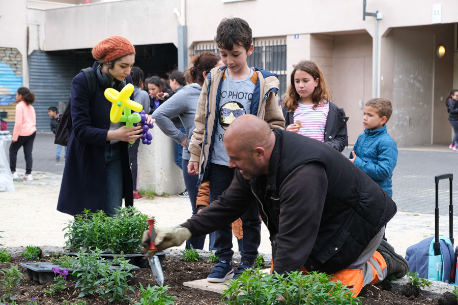 Quartier en fête : Elsa en fleurs et fête de quartier des Sablons place ...