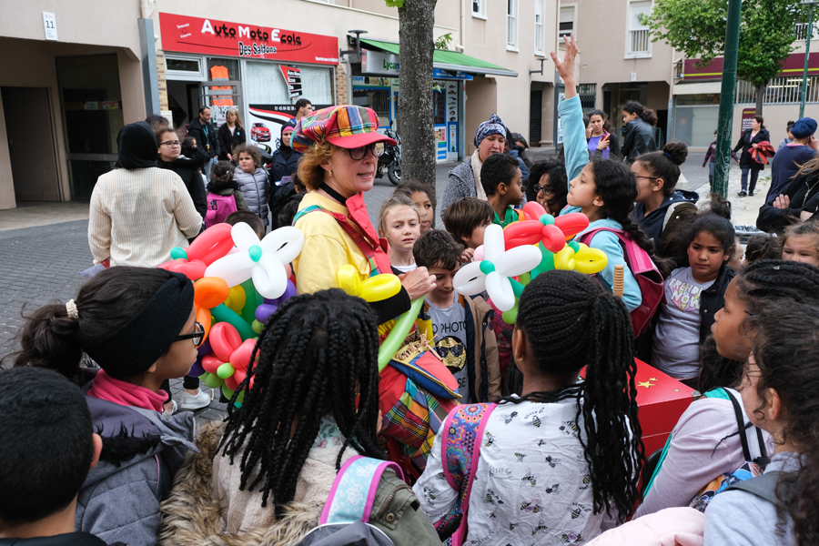Quartier en fête : Elsa en fleurs et fête de quartier des Sablons place ...