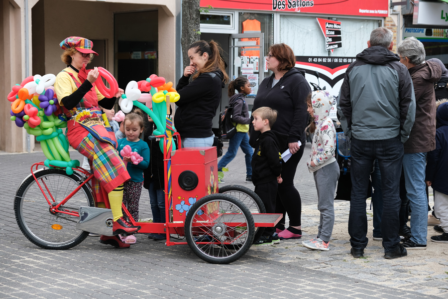 Quartier en fête : Elsa en fleurs et fête de quartier des Sablons place ...