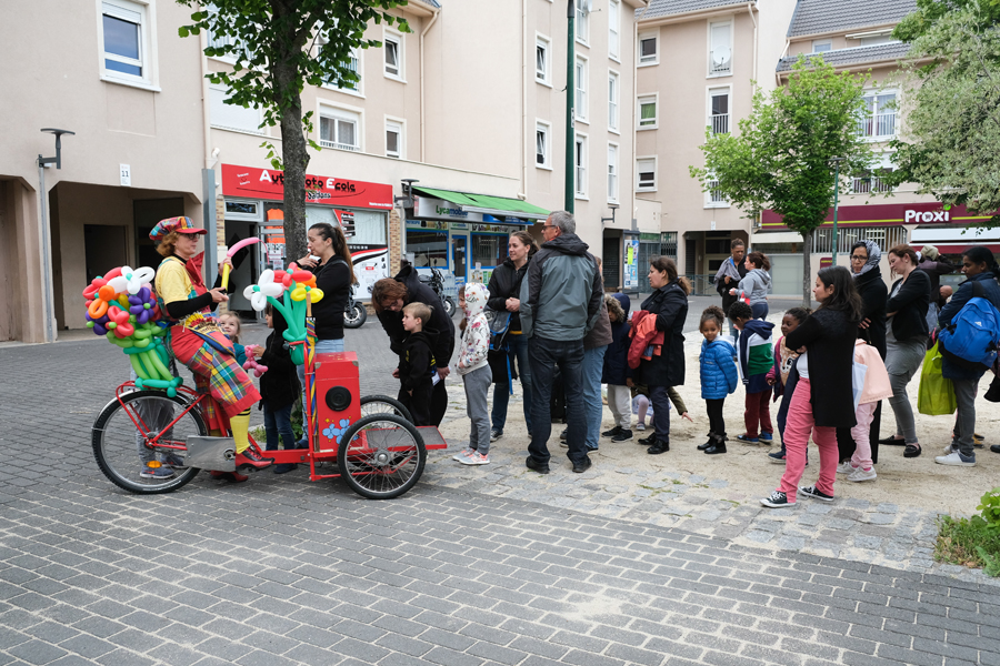 Quartier en fête : Elsa en fleurs et fête de quartier des Sablons place ...