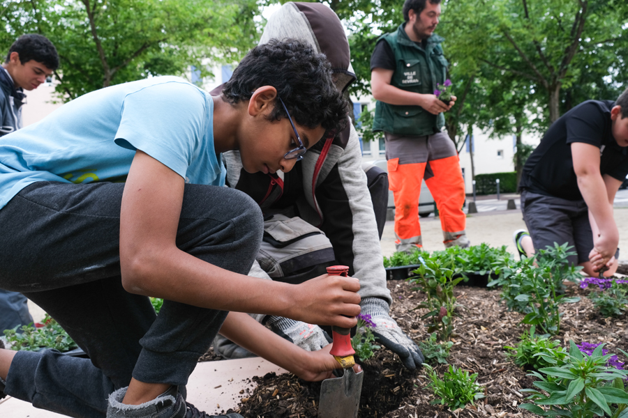 Quartier en fête : Elsa en fleurs et fête de quartier des Sablons place ...